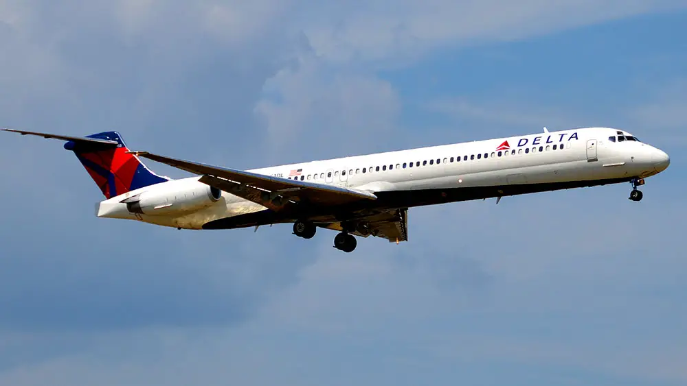 Двигател на MD-88 се разпадна в полет – Letene.com